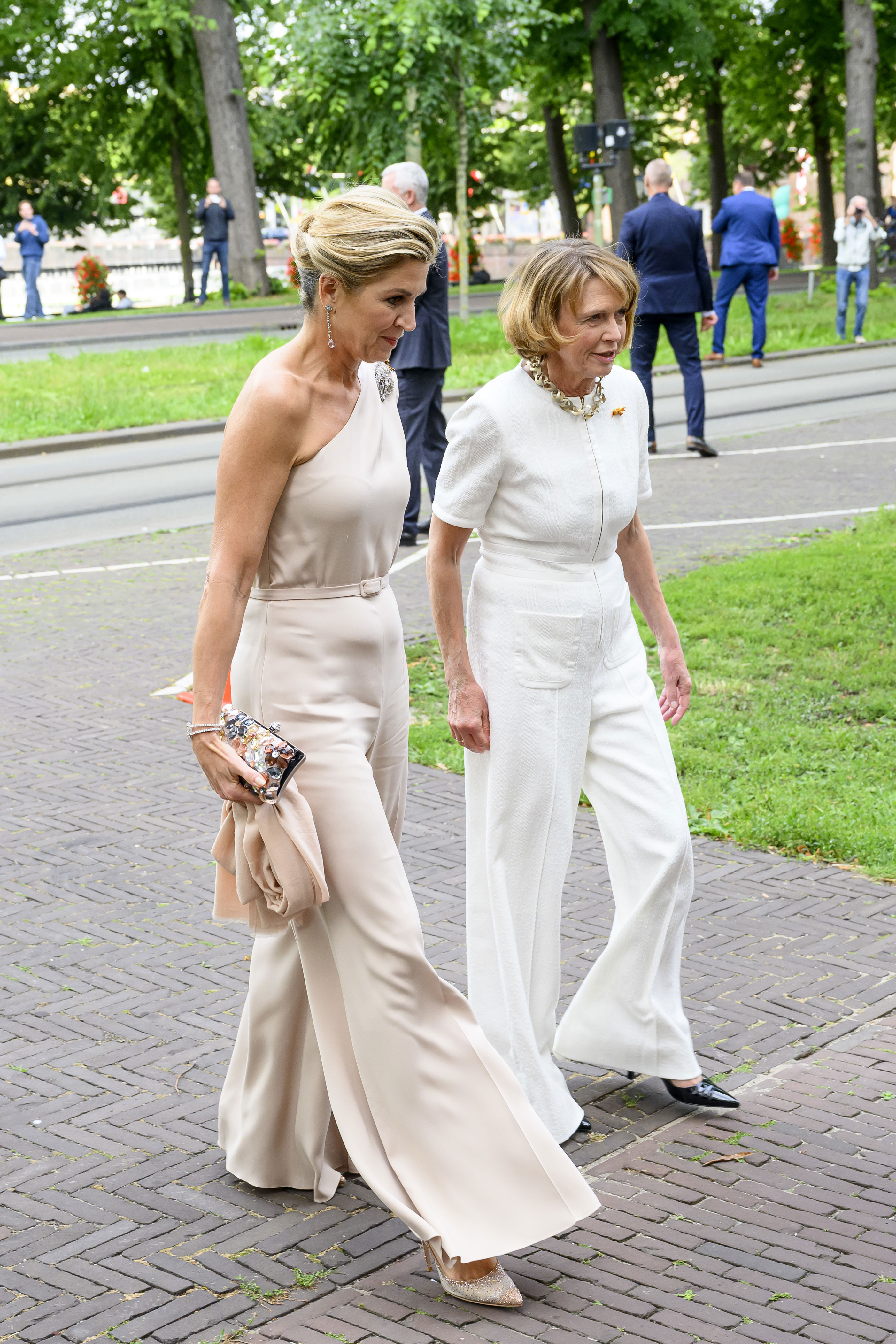 Koningin Máxima’s chique kapsel zelf proberen? Zo creëer je in 5 ...