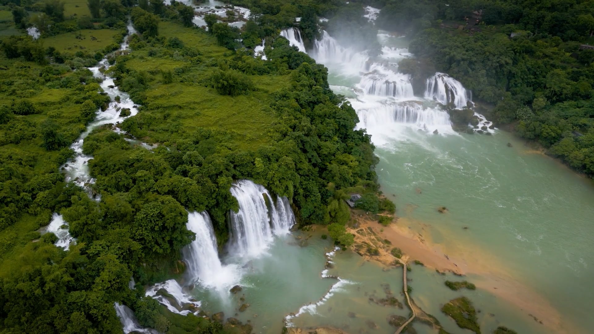 Vietnams größter Wasserfall in atemberaubenden Drohnenaufnahmen eingefangen