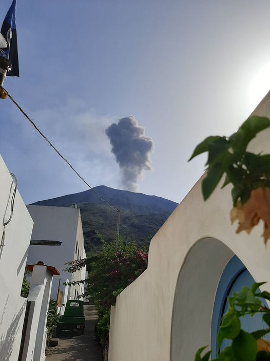 Lo Stromboli torna a farsi sentire: esplosione maggiore, detriti sulla ...