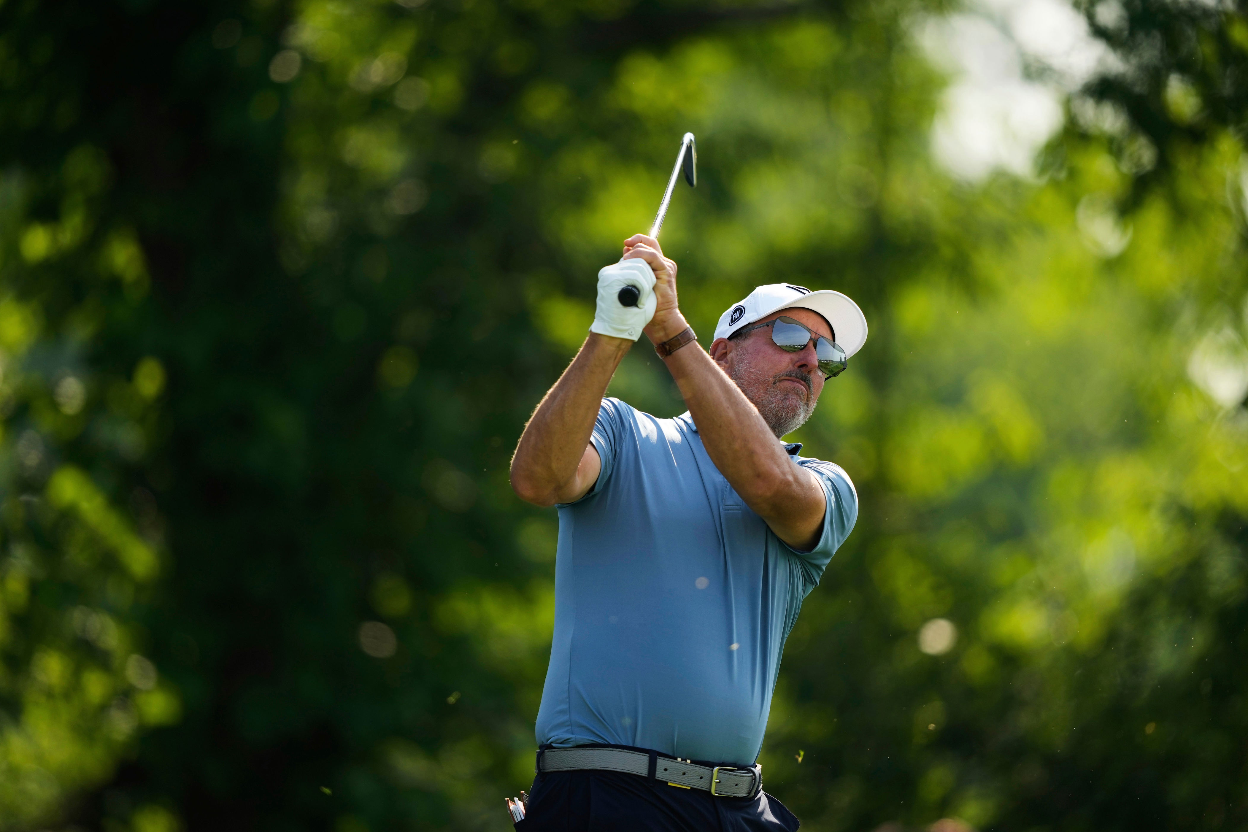 Sources say allegations got Mickelson booted from club