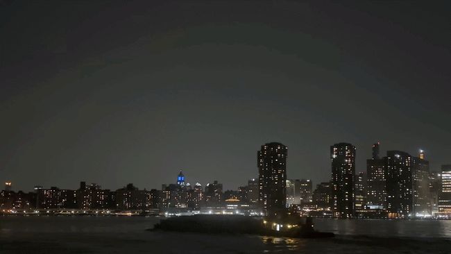 Storm puts on dramatic lightning show over NYC skyline