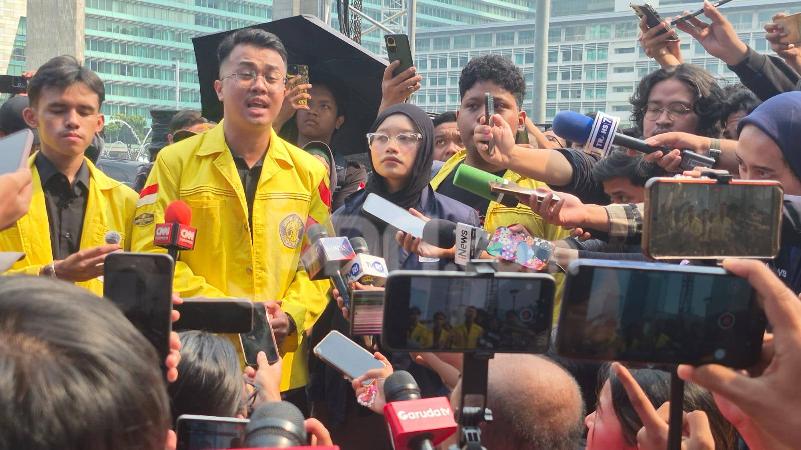 Diadang polisi sebelum sampai Bundaran HI, mahasiswa UI dipaksa ...
