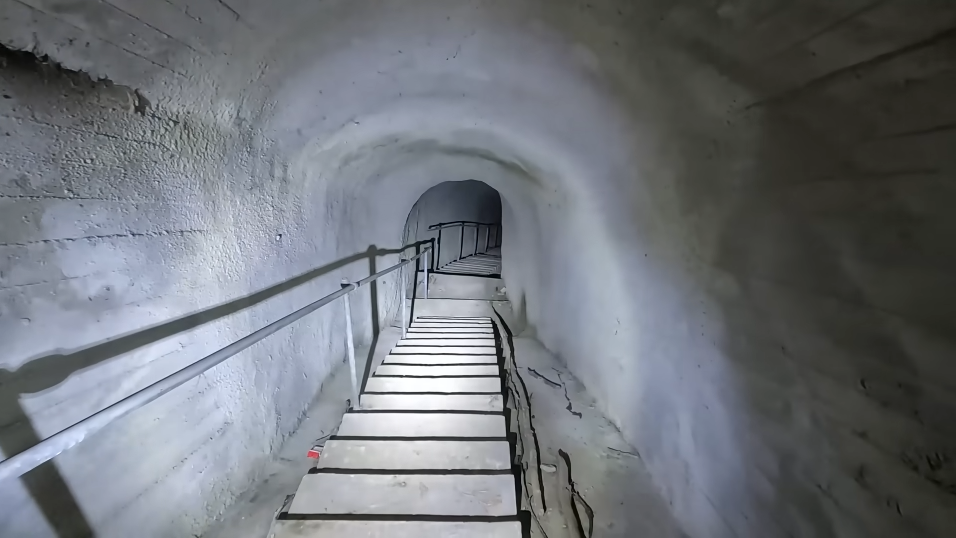Dieser mysteriöse Eingang am Berg führte in den 1000-Stufen-Bunker