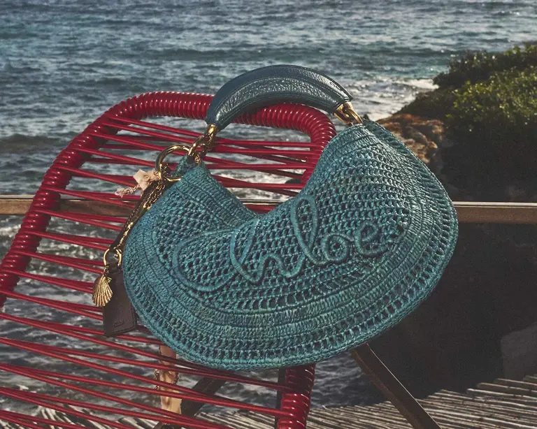 El icónico tote Summer Banana de Chloé rebajado un 40%: el complemento ...