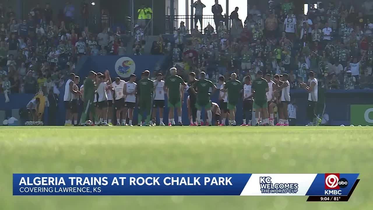 Algeria national soccer team received warm welcome at public training ...