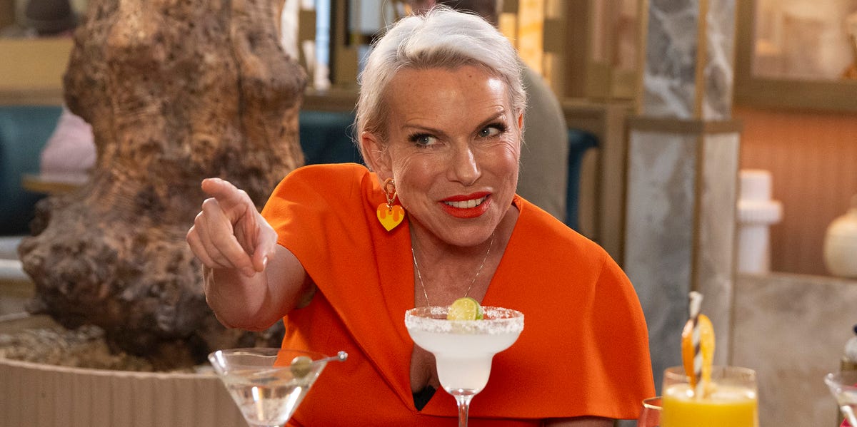 Coronation Street writes in Sue Devaney's real-life hair transformation ...