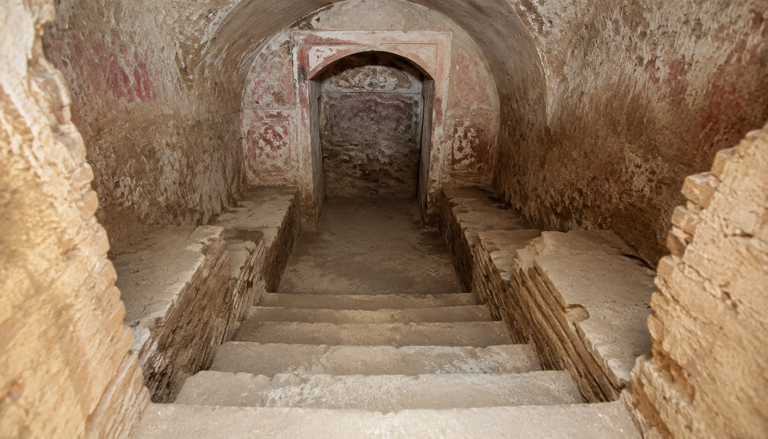 Des archéologues découvrent un sarcophage de 1,80 m au fond d’un ...