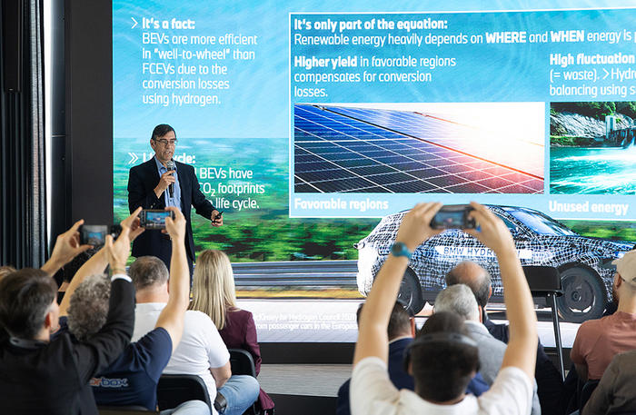 BMW presenta partnership per l'idrogeno con Toyota e Fnm al “Powering ...