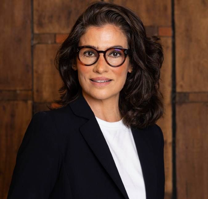 Em Nova York, brasileiros cantam parabéns para Renata Vasconcellos