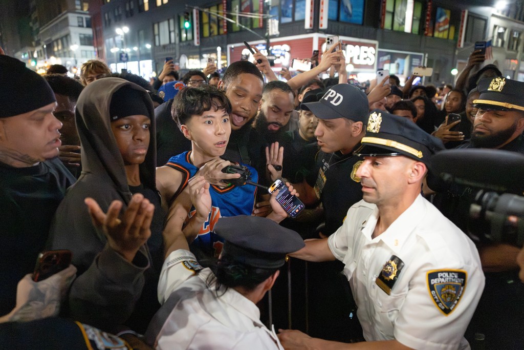 Knicks fan uses traffic cameras to document elation, chaos outside MSG ...