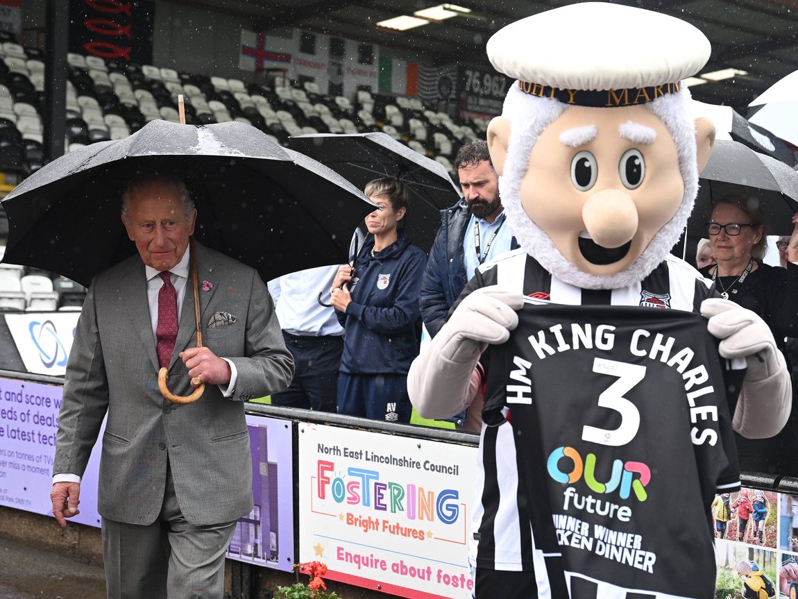 King Charles at the stadium: Soccer mascot gives him jersey