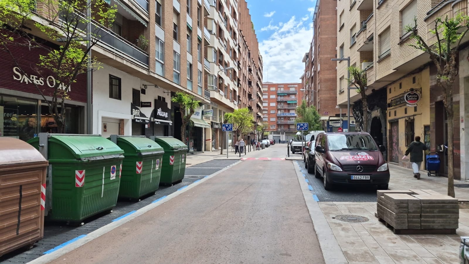 La calle Vitoria, entre retrovisores rotos y alcohol de madrugada