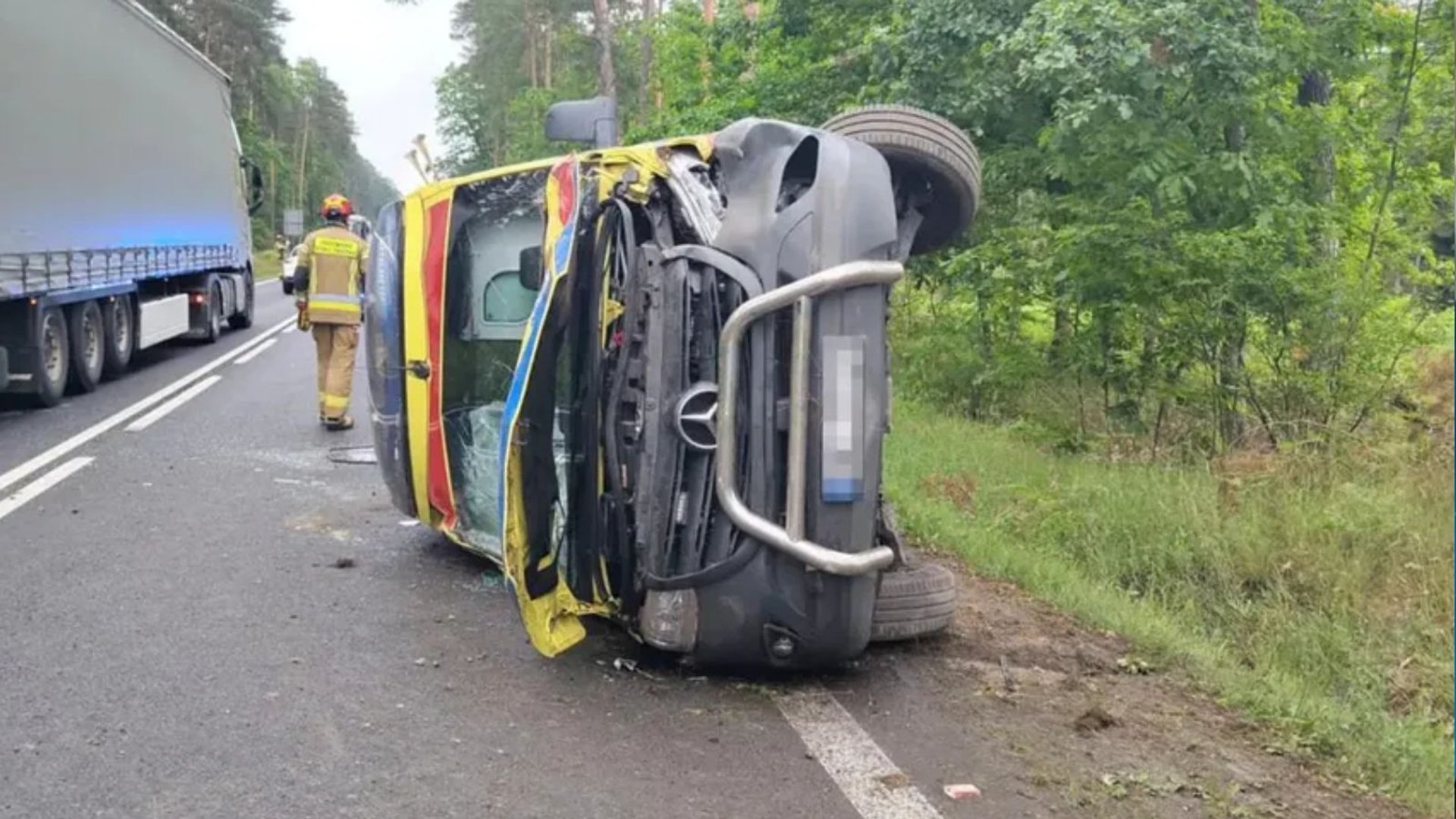 Poważny wypadek pod Stalową Wolą. Karetka na sygnale dachowała, są ranni