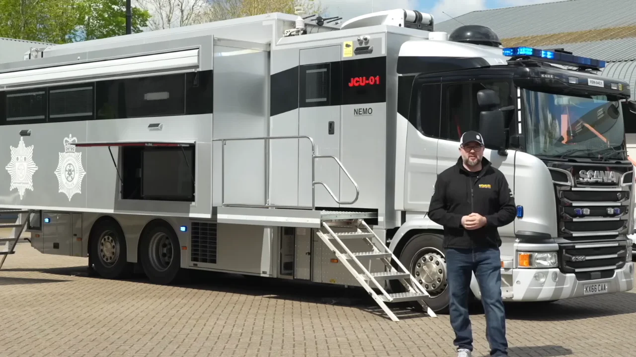 Man gives ultra rare look inside police command vehicle to show ...