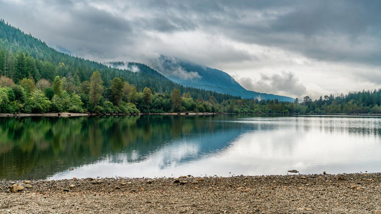 This ideal PNW mountain city hides in Washington between cliffs and ...