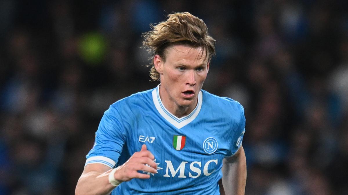 McTominay testimonial di Napoli: ruba una pizza e va in giro in Vespa ...