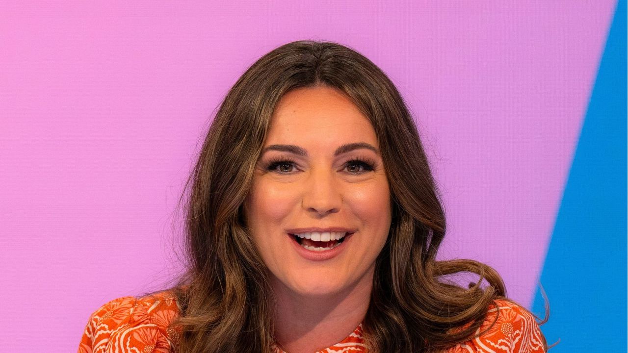 Kelly Brook looks ready for this weekend's warmer weather in zesty ...