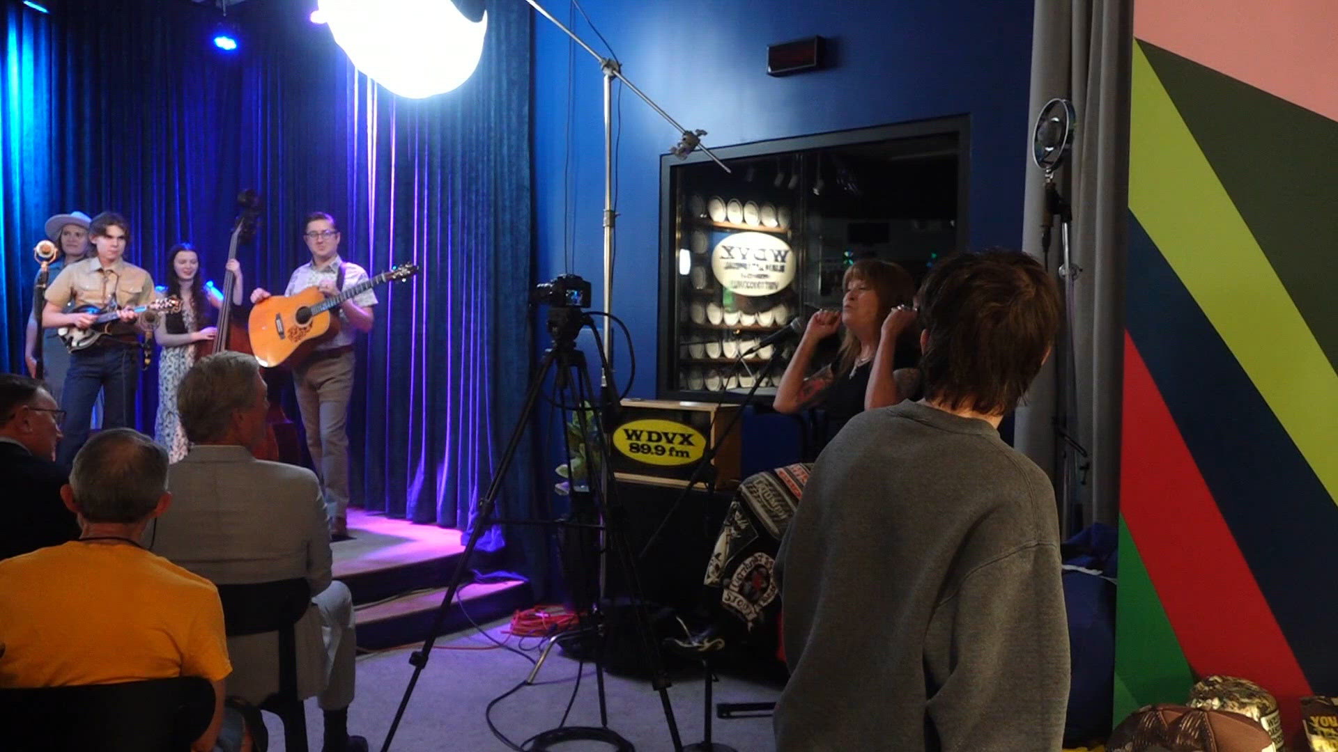 Knoxville Visitor Center removes iconic WDVX blue plates
