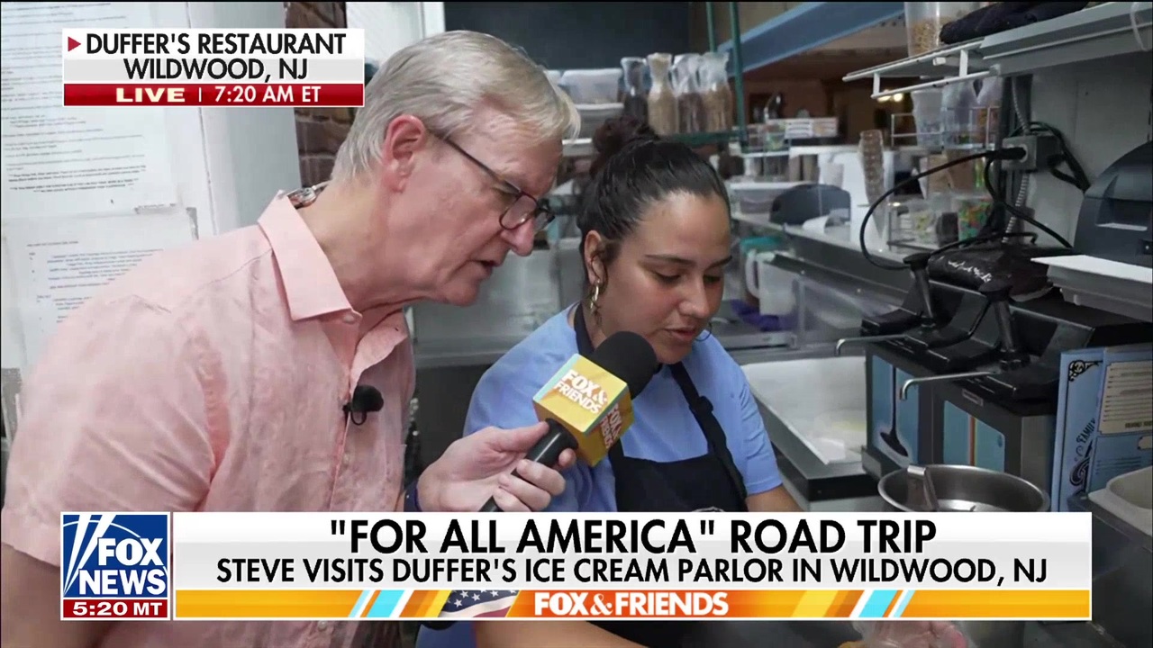Steve Doocy makes massive Biscoff waffle sundae at Duffer's Restaurant