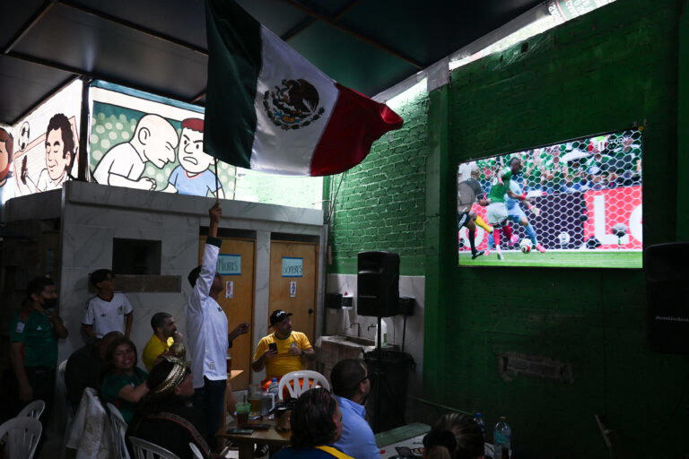 Mexico trapt WK 2026 af met zege en protesten buiten stadion