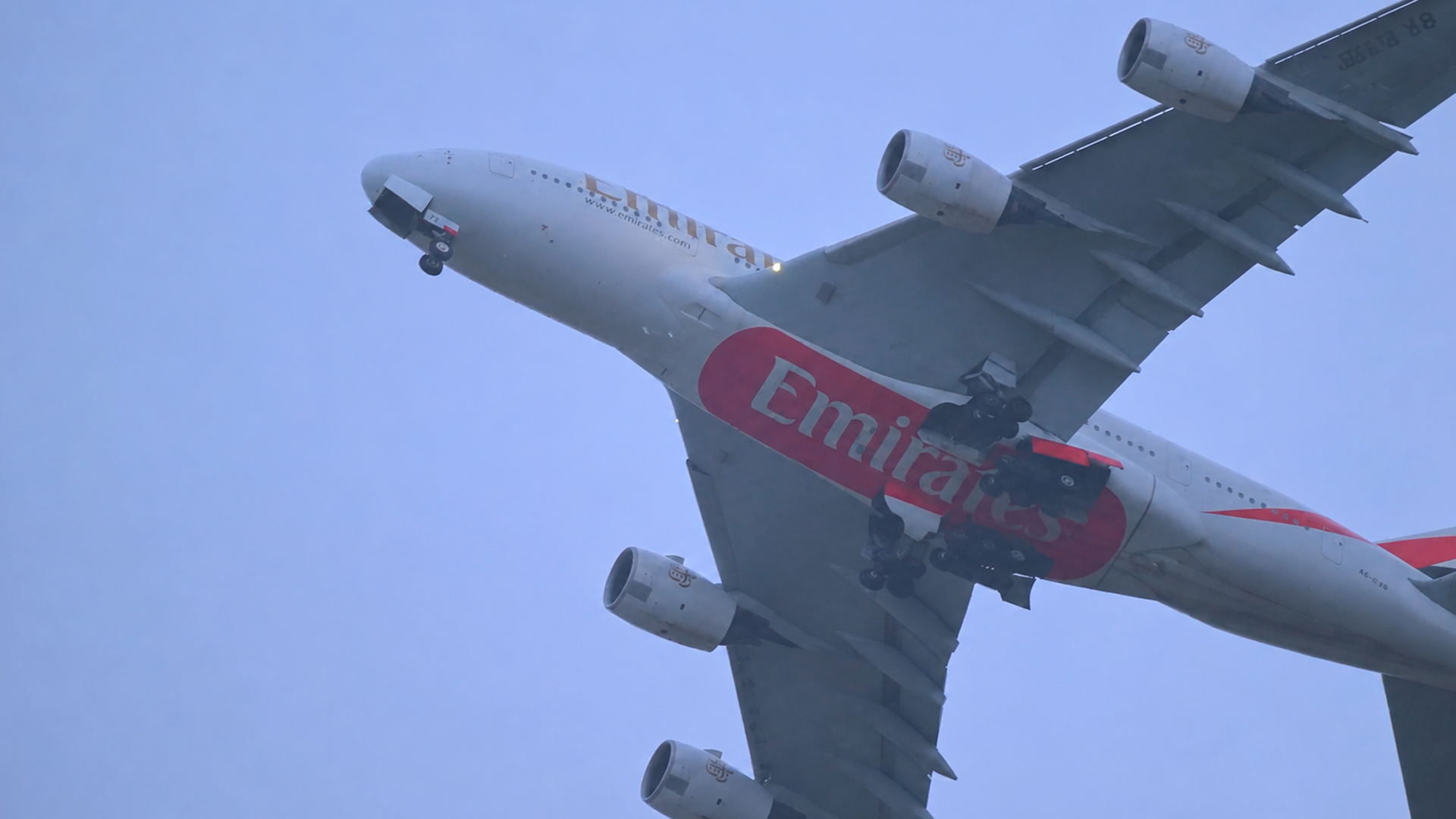 A380 hits wind shear over Manchester