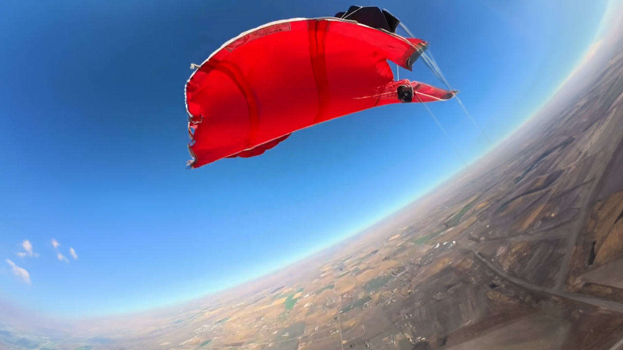 Parachute malfunction caught on camera