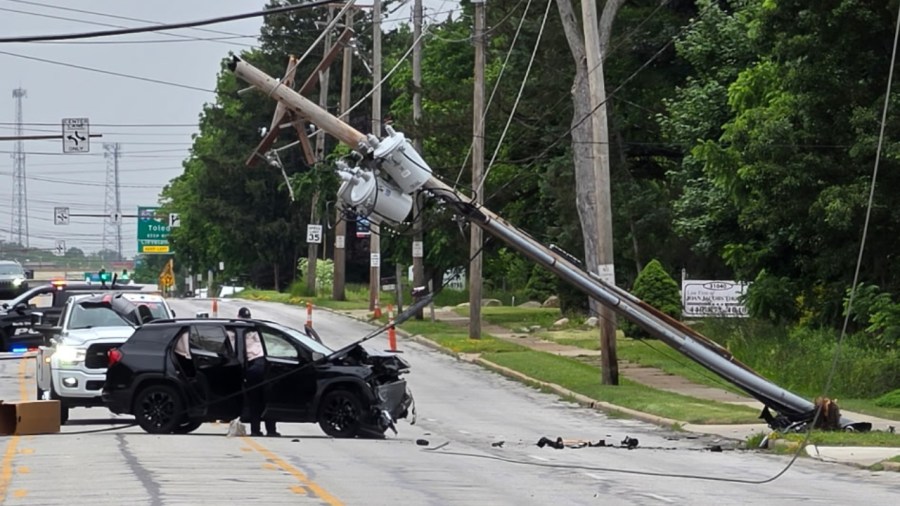 Lorain Road in North Olmsted reopened after utility pole crash