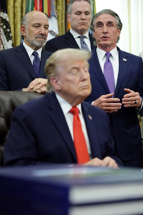 Groggy Trump struggles to stay awake after making wild lobster claim