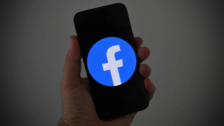 Facebook and Instagram experiencing widespread outages today, users ...