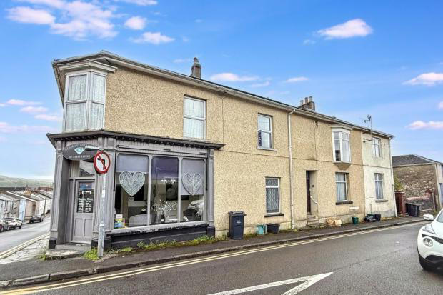 This 4-floor house with purple room could sell for £15,000 at auction ...