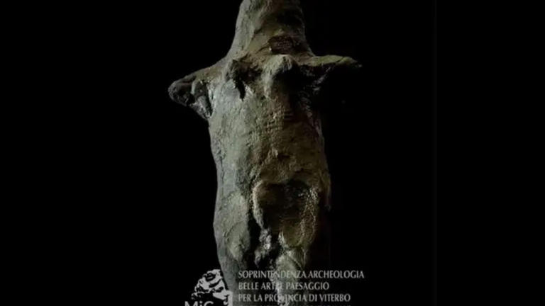 Arqueólogos sacan de las profundidades una estatua de más de 3.000 años ...