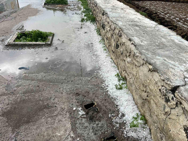 Kars’ta dolu kabusu: Araçlar hasar gördü, çiftçi umudunu kaybetti