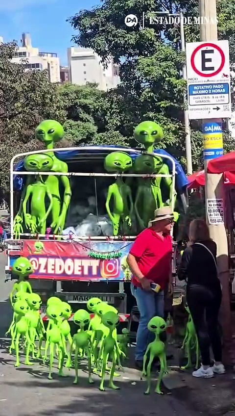ET em BH? Artista conquista clientes com esculturas de alienígenas