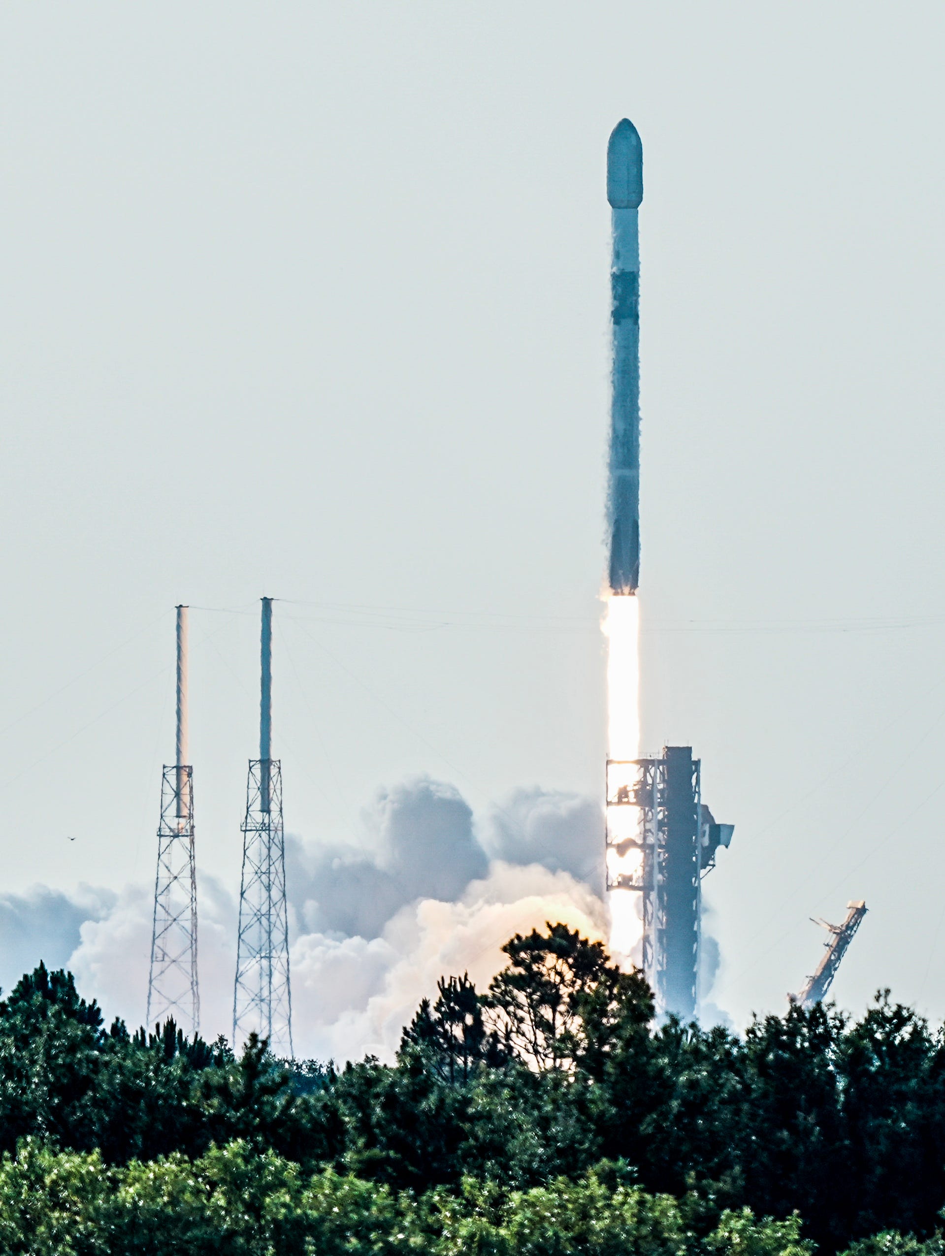 See images of SpaceX's IPO-day Starlink mission lift off from Florida