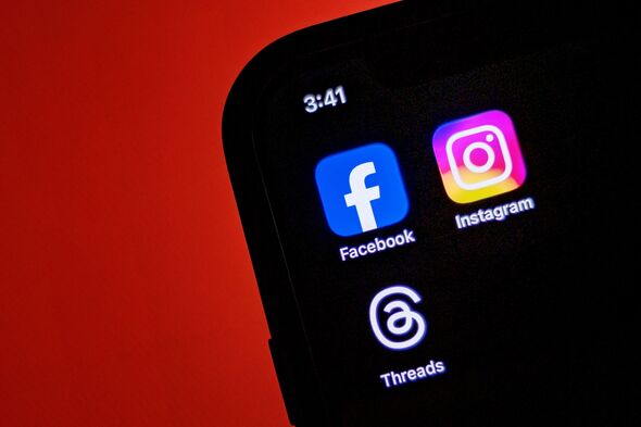 Facebook 'down' LIVE: Tens of thousands reports issues - Messenger also ...