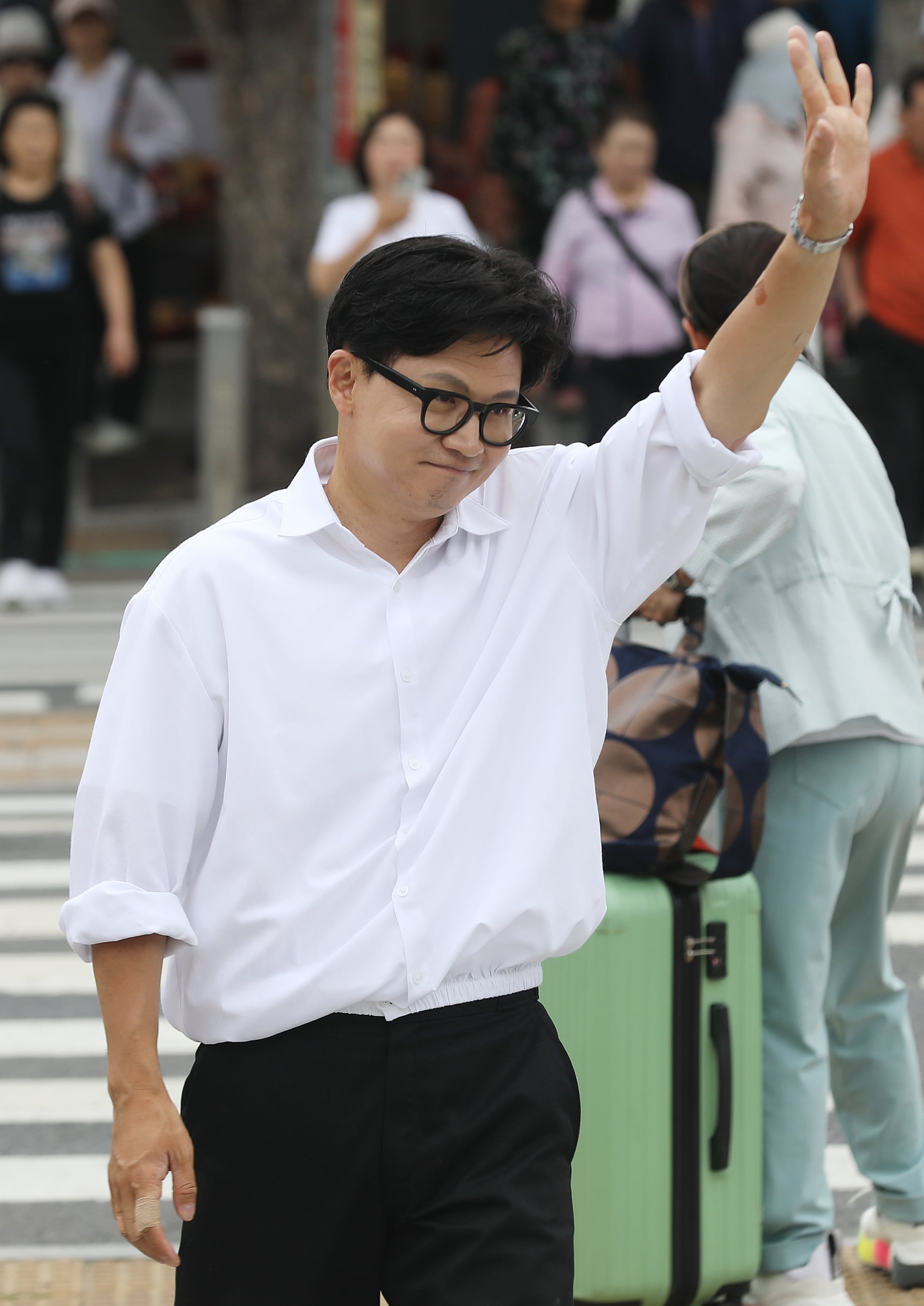 Han Dong-hoon uses elastic-hem 'automatic tucked-in' shirt