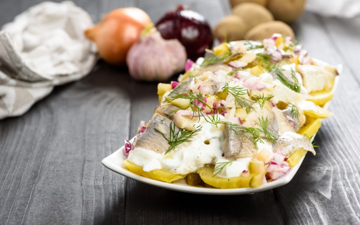 Kartoffelsalat mit Hering: traditionelles Rezept