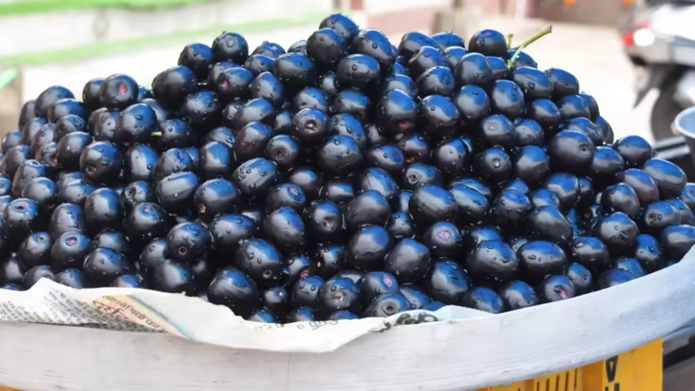 5 foods to avoid after eating jamun for better digestion