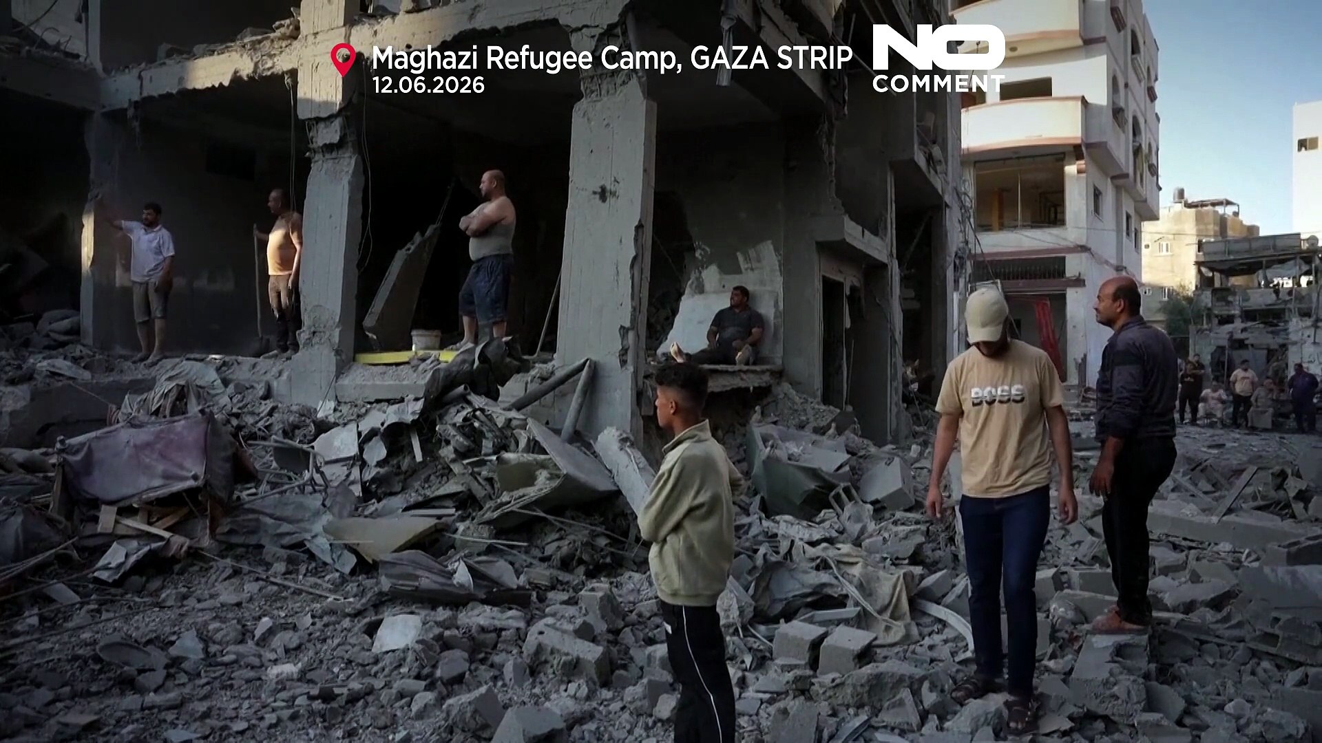 Gaza, famiglie tra le macerie dopo i raid israeliani sulle case