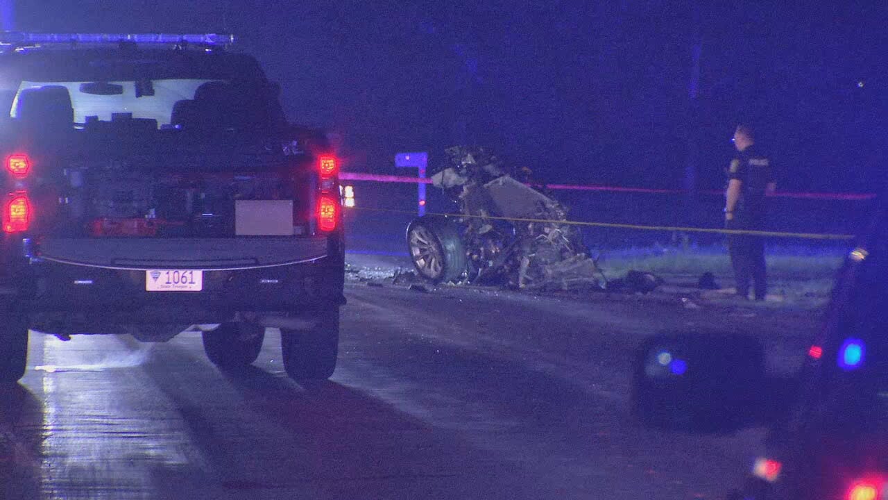 19-year-old killed after car crashes into tree in Topsfield