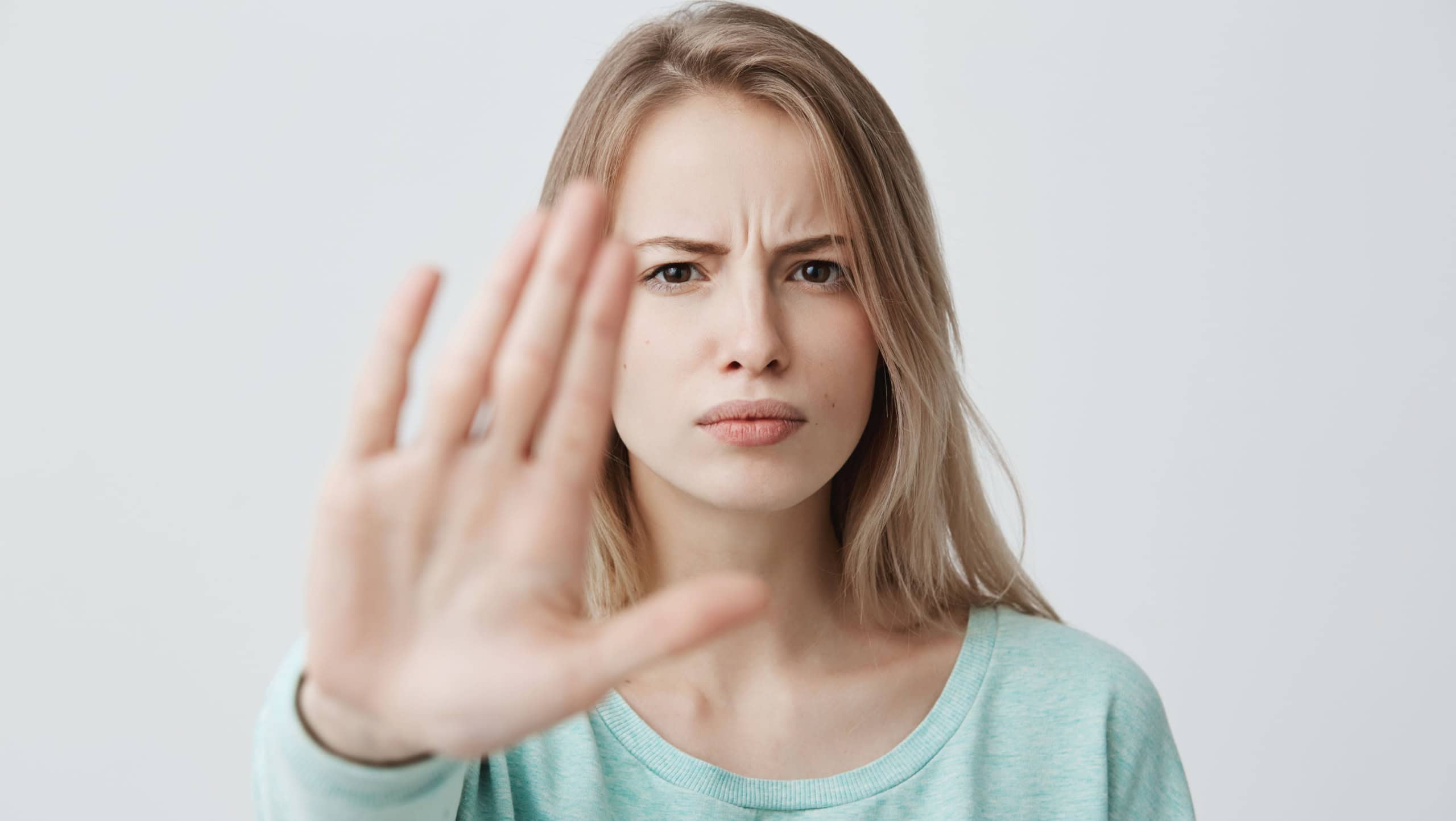 Psychologists say these 9 habits are subtle signs of emotional scars