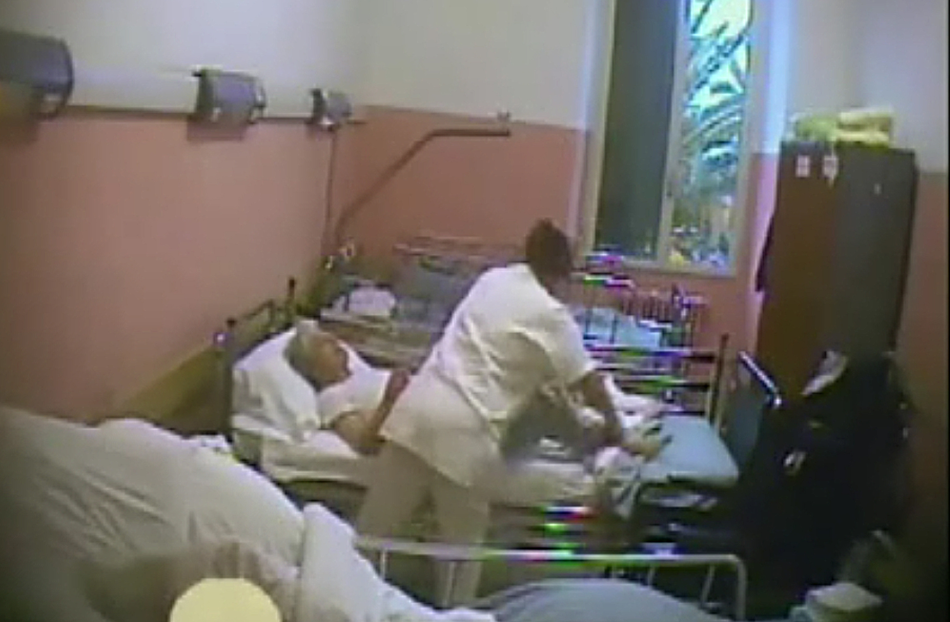 Nastro adesivo su naso e bocca di un paziente disabile, sospeso un ...
