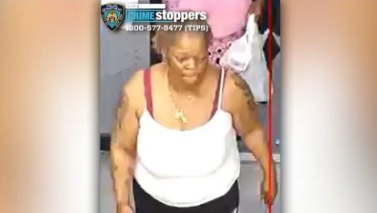 Mujer se entregó a la policía por homicidio en calle de Nueva York