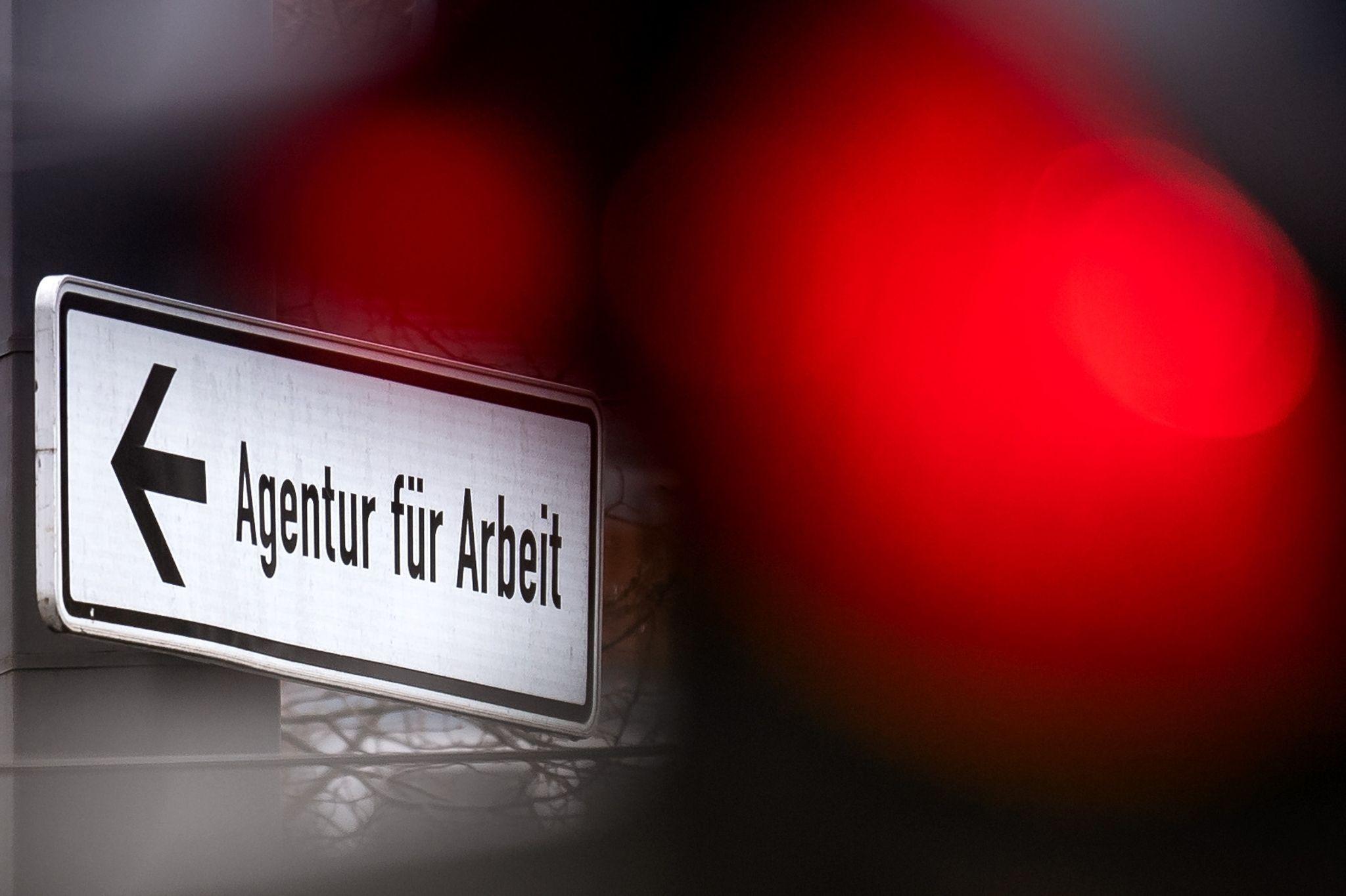 Kosten-Irrsinn im Jobcenter: Chef nach 1-Mio-Euro-Raum mit ...