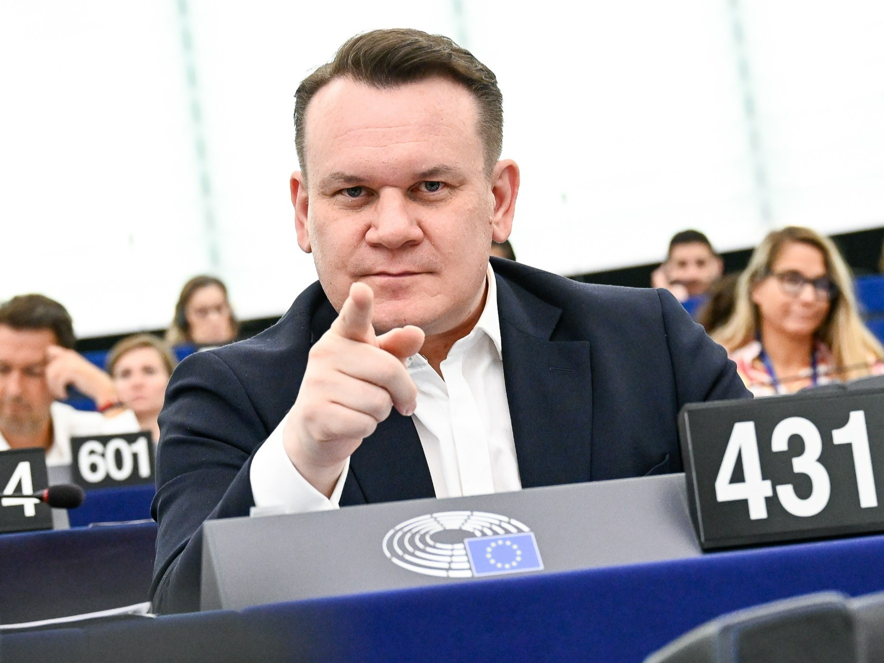 Tyle zarobił w zeszłym roku kontrowersyjny europoseł PiS. Jedna pozycja ...