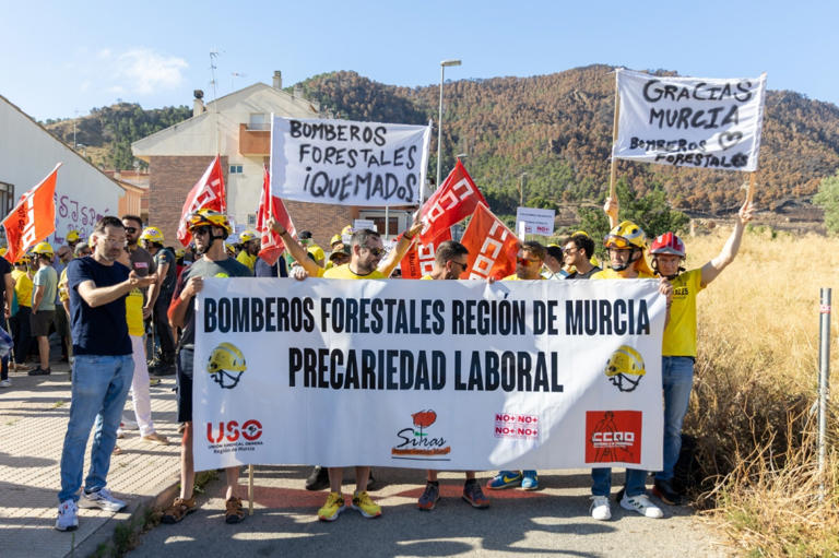 Los bomberos forestales llevan sus reivindicaciones a los pies del ...
