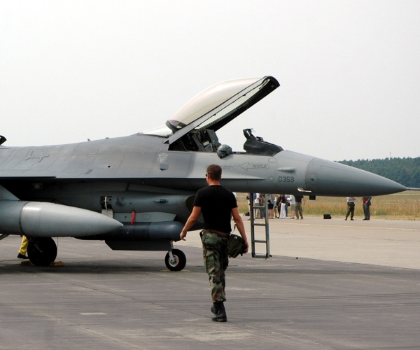 Report: US plans major NATO aircraft, warship cuts