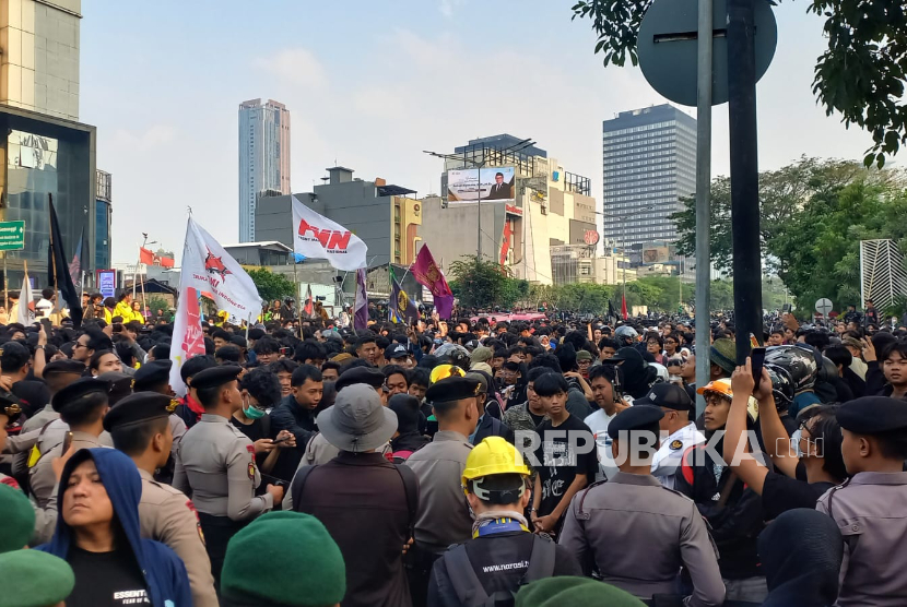 Aksi demo diadang, massa saling dorong dengan polisi di Jakpus