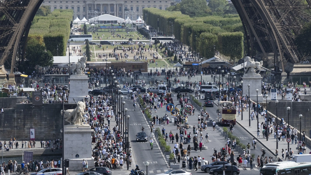 Global pickpocket hotspots and travel safety strategies