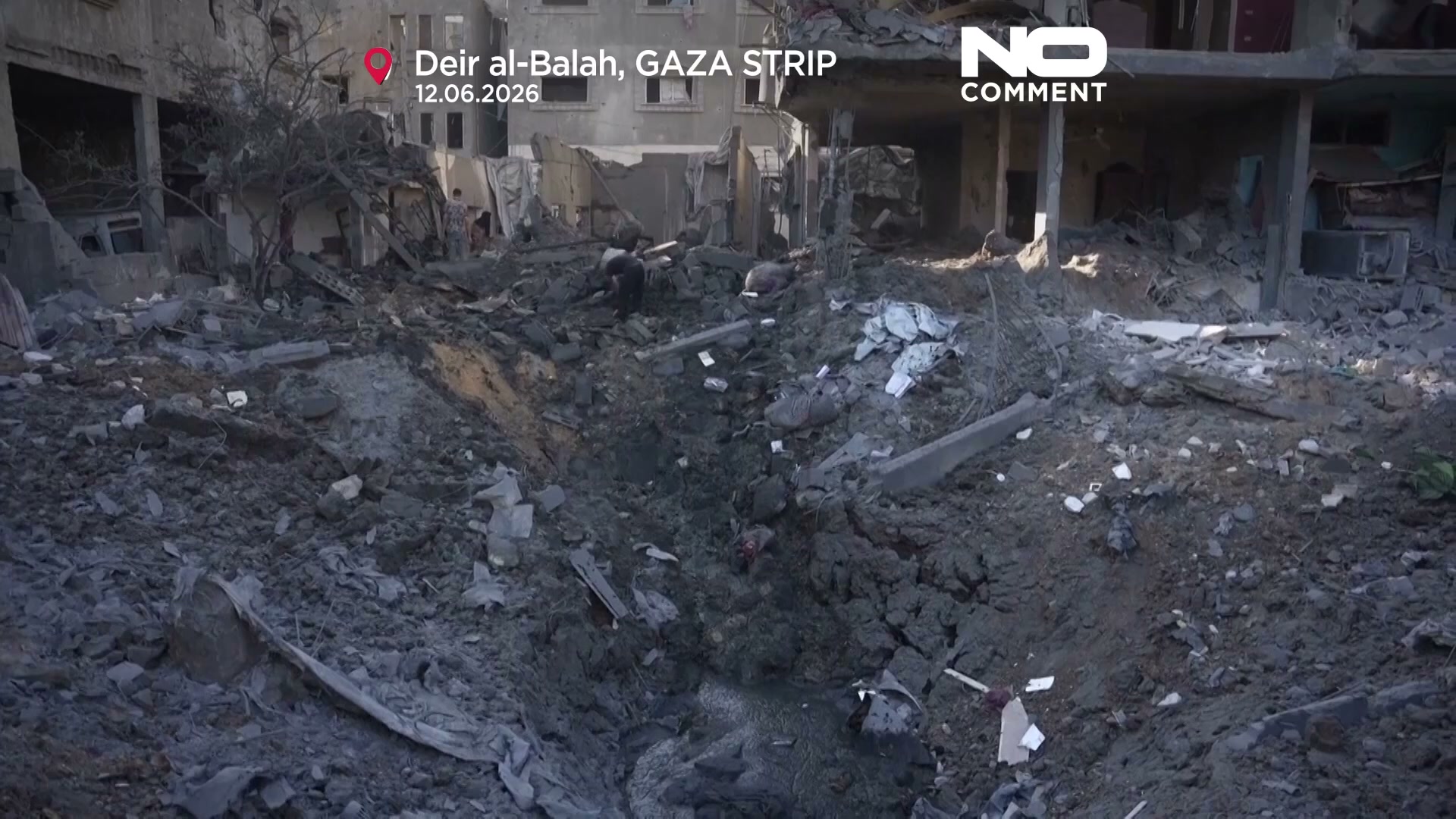 Gaza, famiglie tra le macerie dopo i raid israeliani sulle case